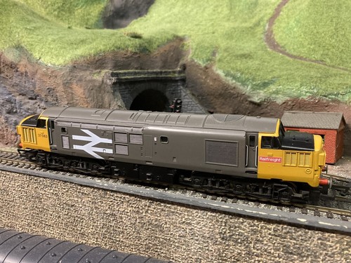 Hornby 00 Gauge R348 Class 37 CoCo Diesel Locomotive Railfreight 37063 ...