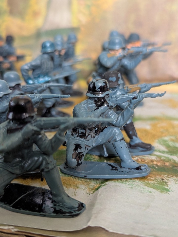 Airfix 1:32 German Infantry scale soldiers Infantry X 28 all have some ...