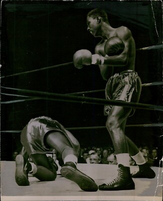 LD211 Original Photo DOWN FOR THE COUNT Boxing Fighter Match Action ...