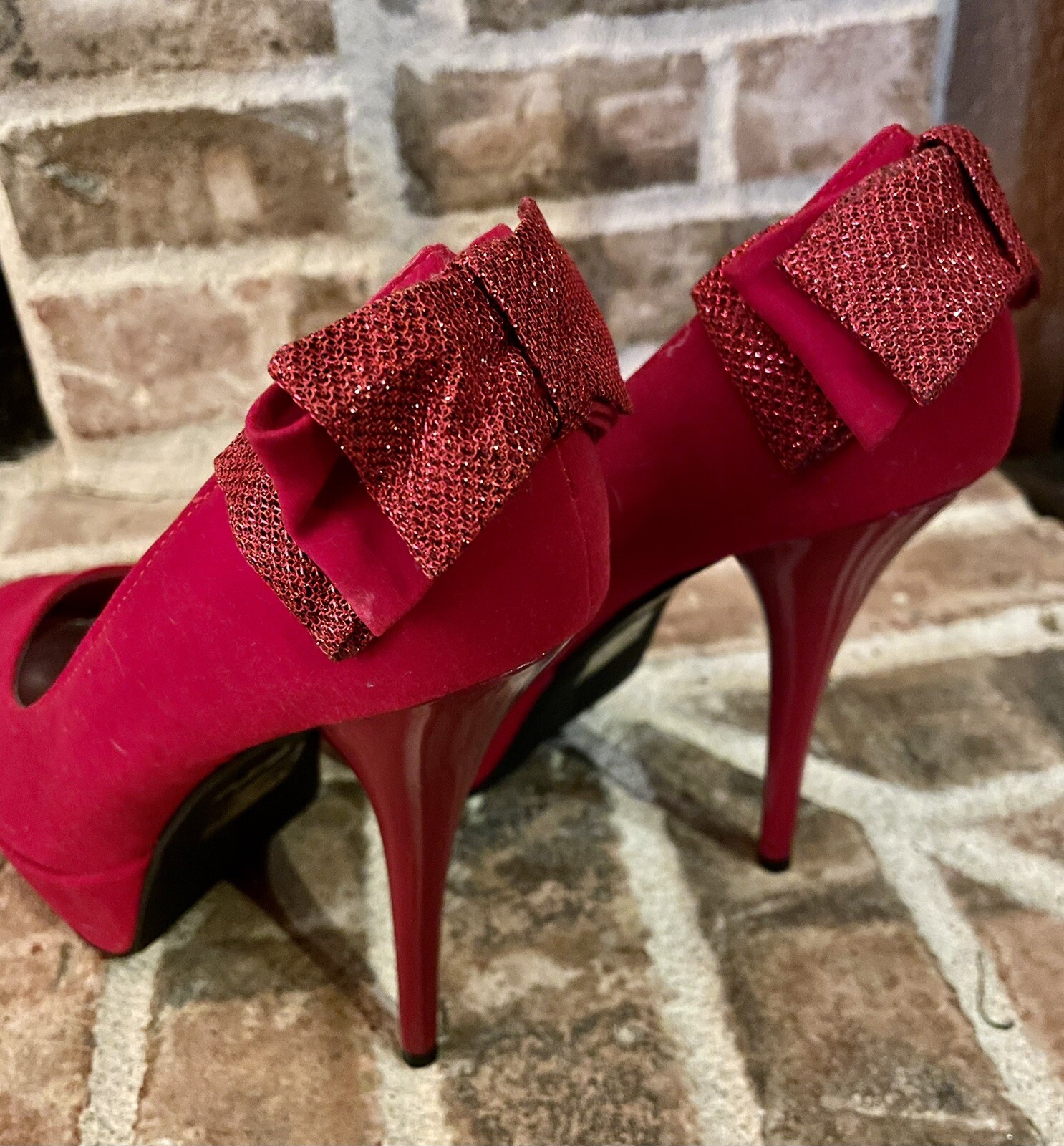 Red Velvet Retro Pumps - Gem