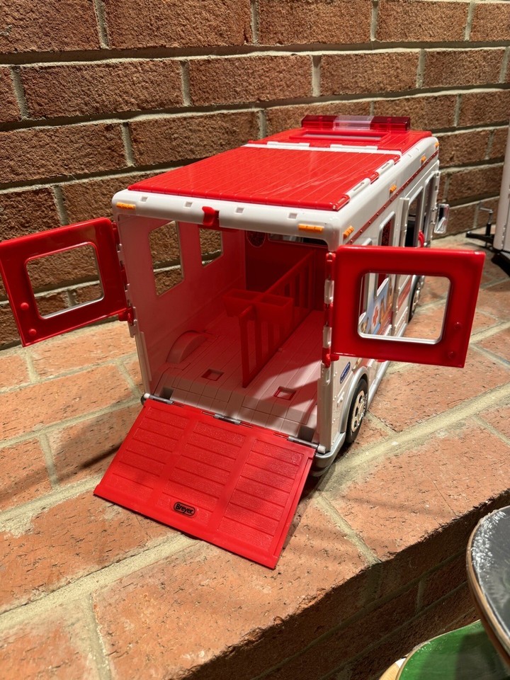 Breyer Traditional Mobile Vet Veterinary Clinic RV Camper Horse Trailer ...