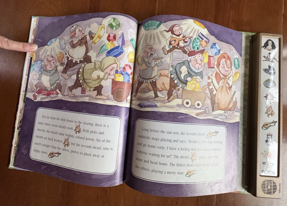 SNOW WHITE Play A Sound Interactive Book Publications International ...