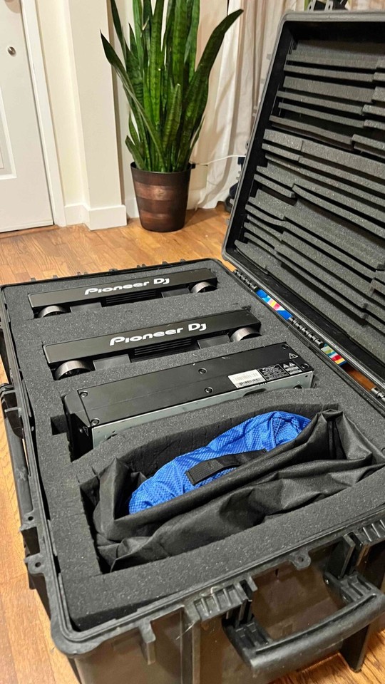 FULL DJ PACKAGE - Pioneer CDJs 2000-NXS w/ DJM-900 Mixer + Hard Case ...