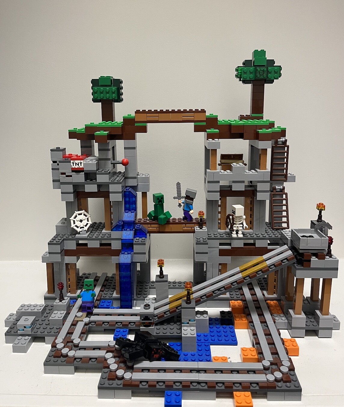 LEGO Minecraft: The Mine (21118) 100% complete, all pieces included ...
