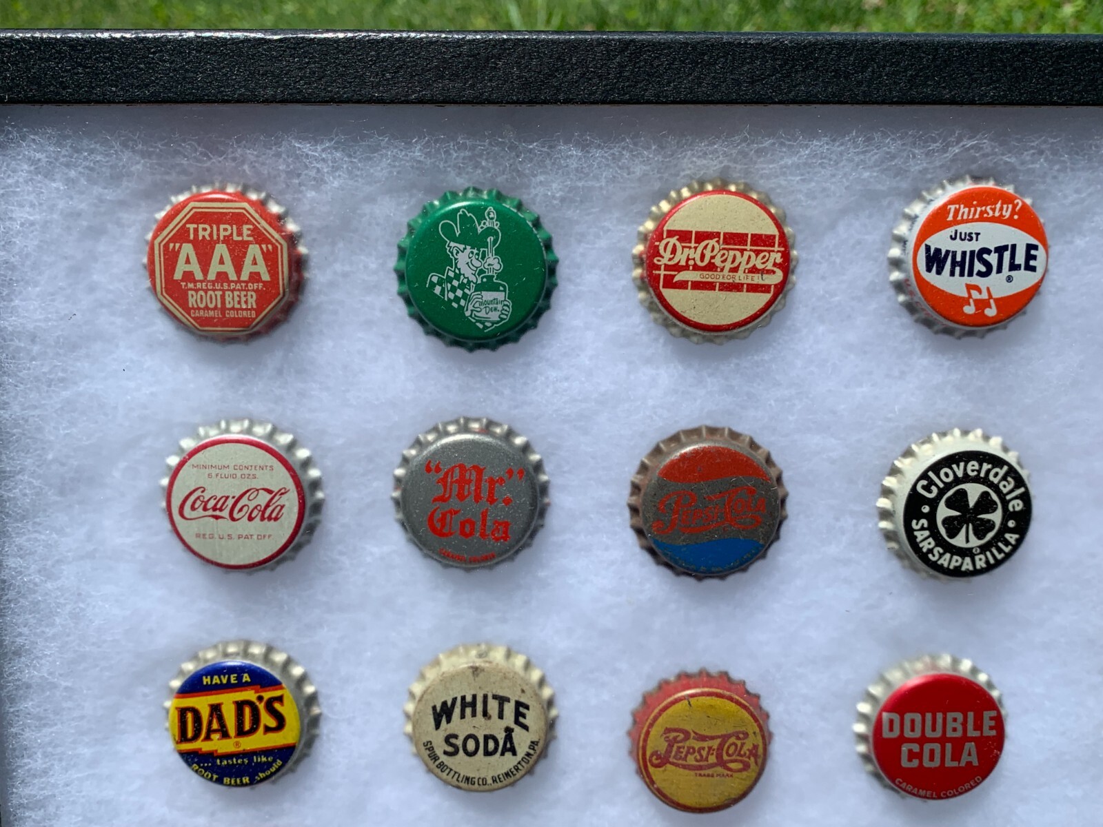 VINTAGE (COLLECTION OF 42 UNUSED BOTTLE CAPS W/ CASE) SEVERAL HARD TO ...