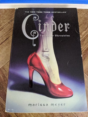 Cinder : Book One of the Lunar Chronicles by Marissa Meyer - Trade ...