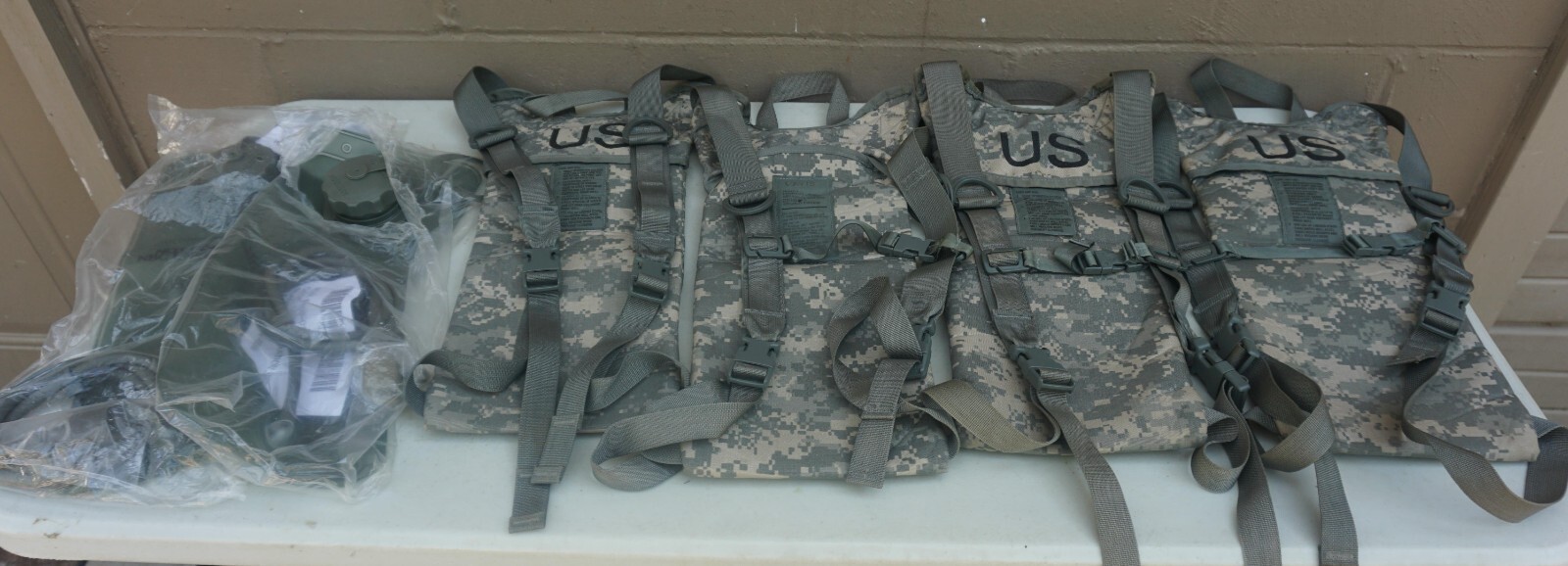 Army Hydration lot: Four carriers, two bladders (Loc = C2) | eBay
