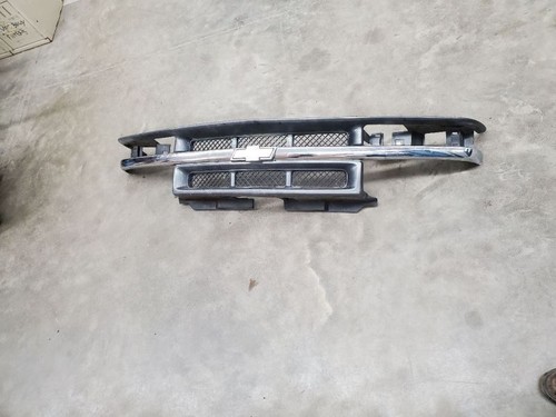 Grille Bowtie Emblem Dark Gray Fits 98-03 BLAZER S10/JIMMY S15 286945 ...