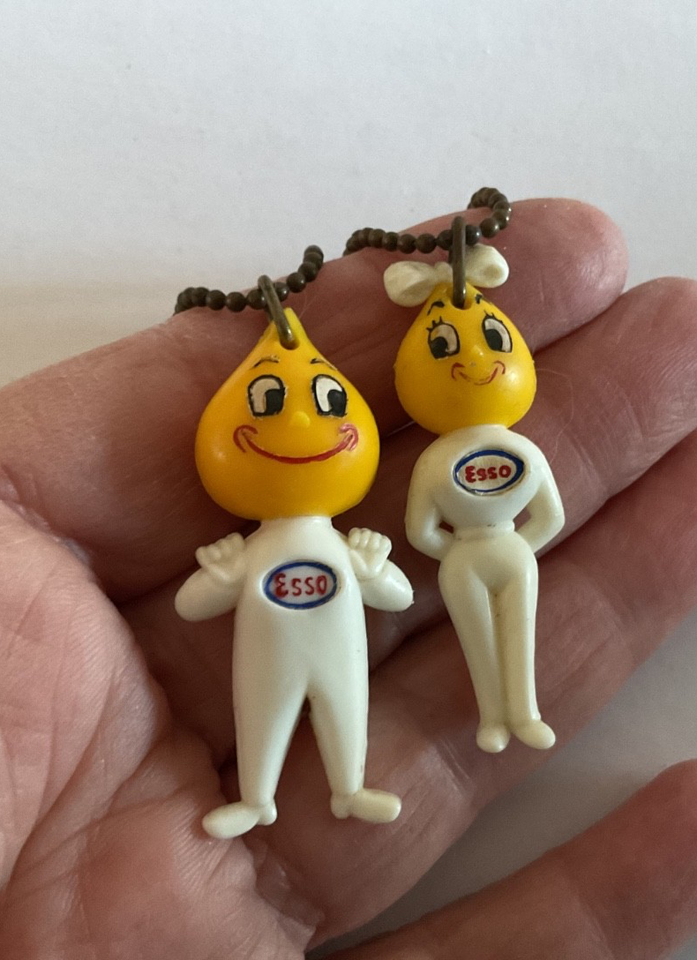 2 porte clefs ESSO Mr. et Mme gouttes d’huile- oil drop boy and girl ...