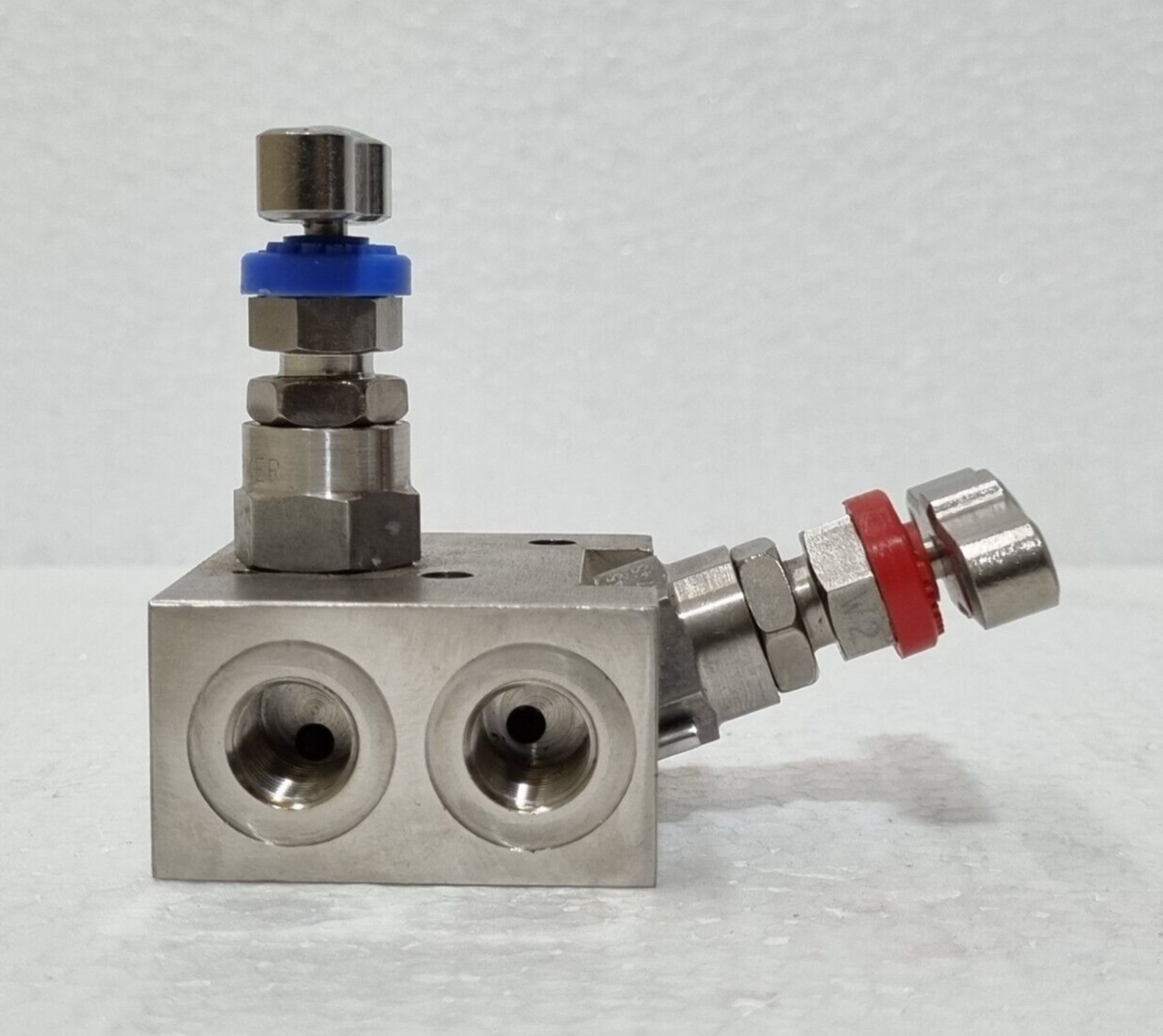 PARKER HALS2V4RRHV-MH VALVE MANIFOLD 2 VALVES 316SS 260C MAX 1/4'' BSPP ...