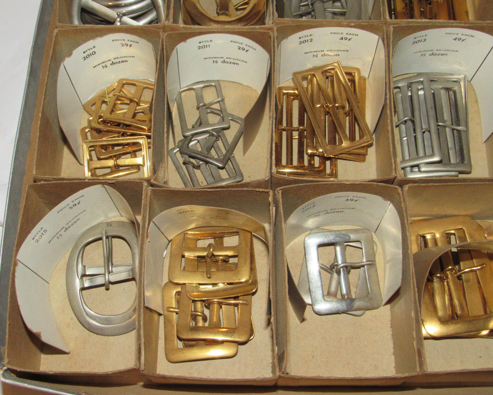 VINTAGE 1960s-70s BUCKLE STORE DISPLAY WITH EXTRA BUCKLES! BRASS ...