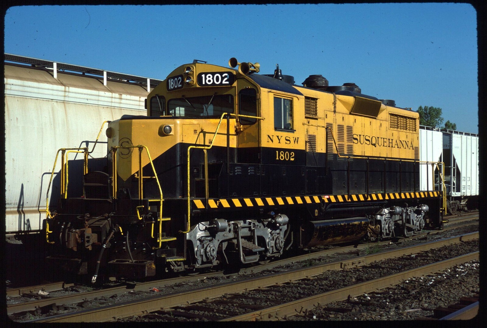 Original Rail Slide - NYSW Susquehanna 1802 Ridgefield 8-3-1985 - EMD ...