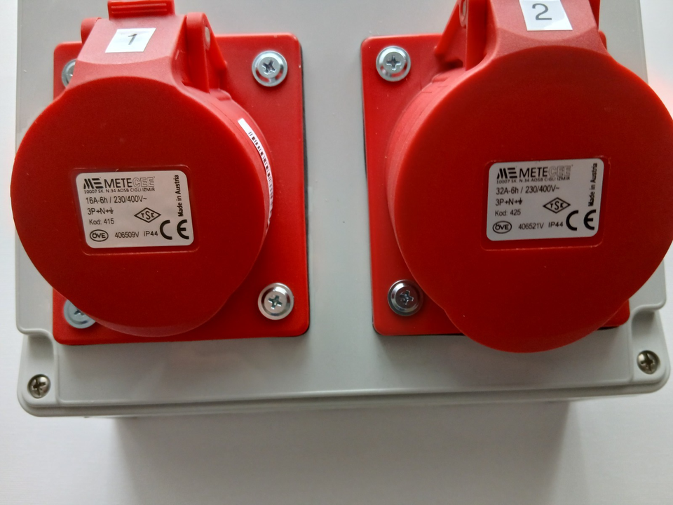 Wall mounted distribution board, industrial CEE Socket. 3 Phase RCD ...