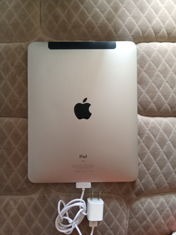 Apple IPad 32 GB Model A1337 Class B Serial GB01849XETU. Comes With ...