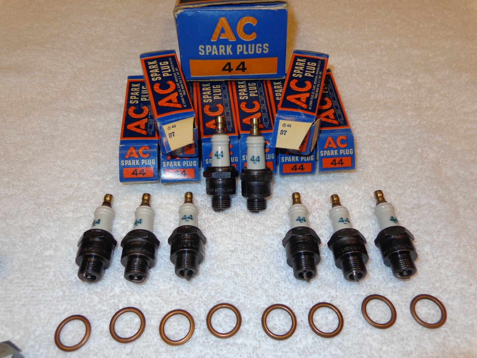 (8)...‘NOS’ AC-44 Spark Plugs......Early 3-Ring Design......Boxes coded ...