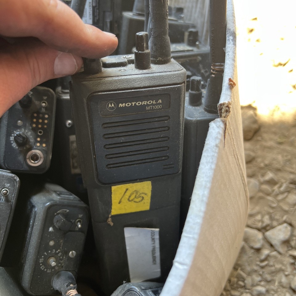 Motorola MT1000 Radio. Sold As Is!!! For Parts or display!! Lot Of 22 ...