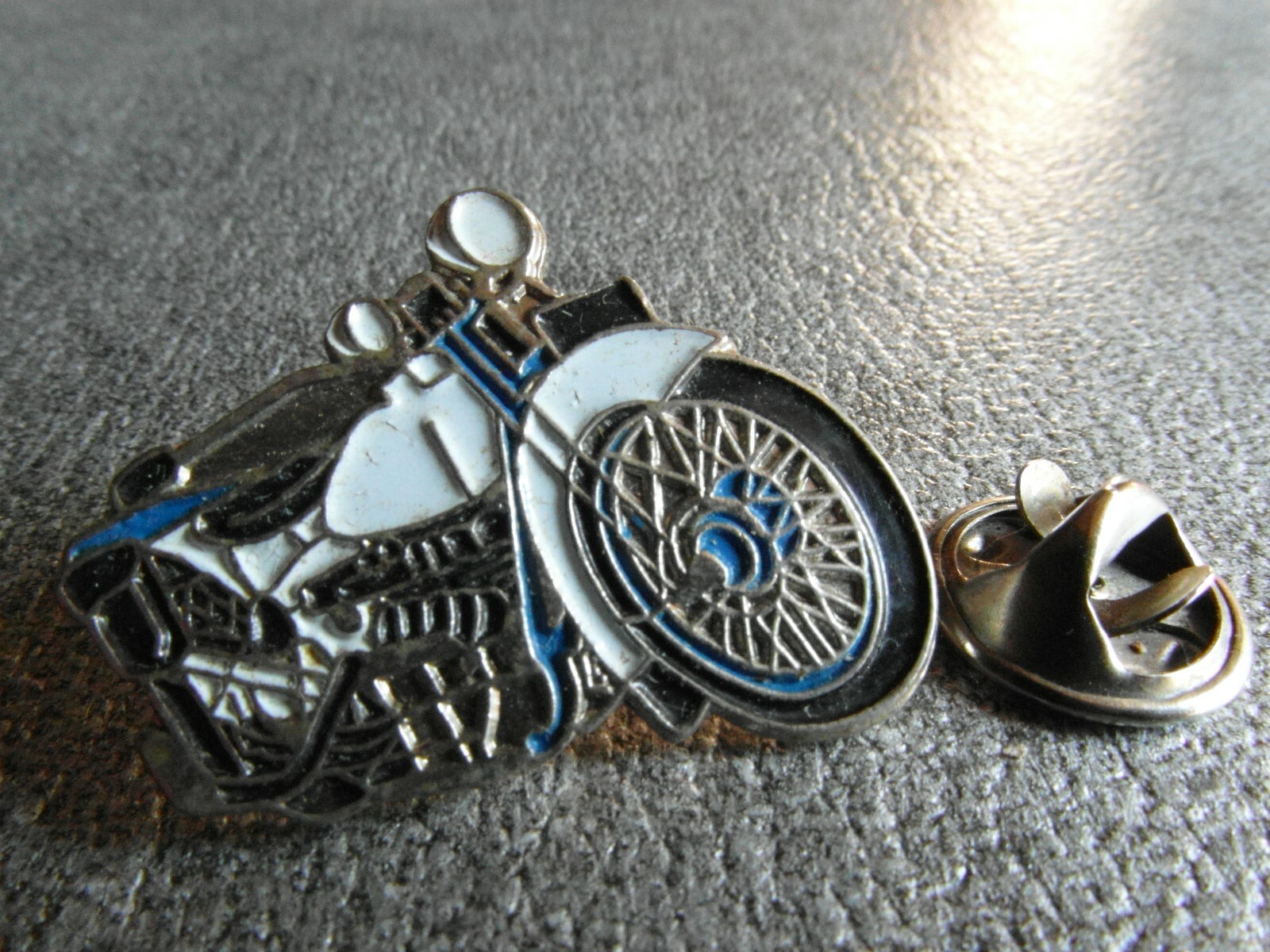 RARE PINS PIN'S - OLD MOTORCYCLE FROM 1929 - CLEVELAND TORNADO - BIKER ...