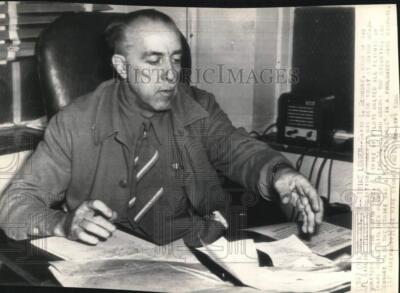 1946 Press Photo Pilot David L. Behncke at union headquarters desk in ...