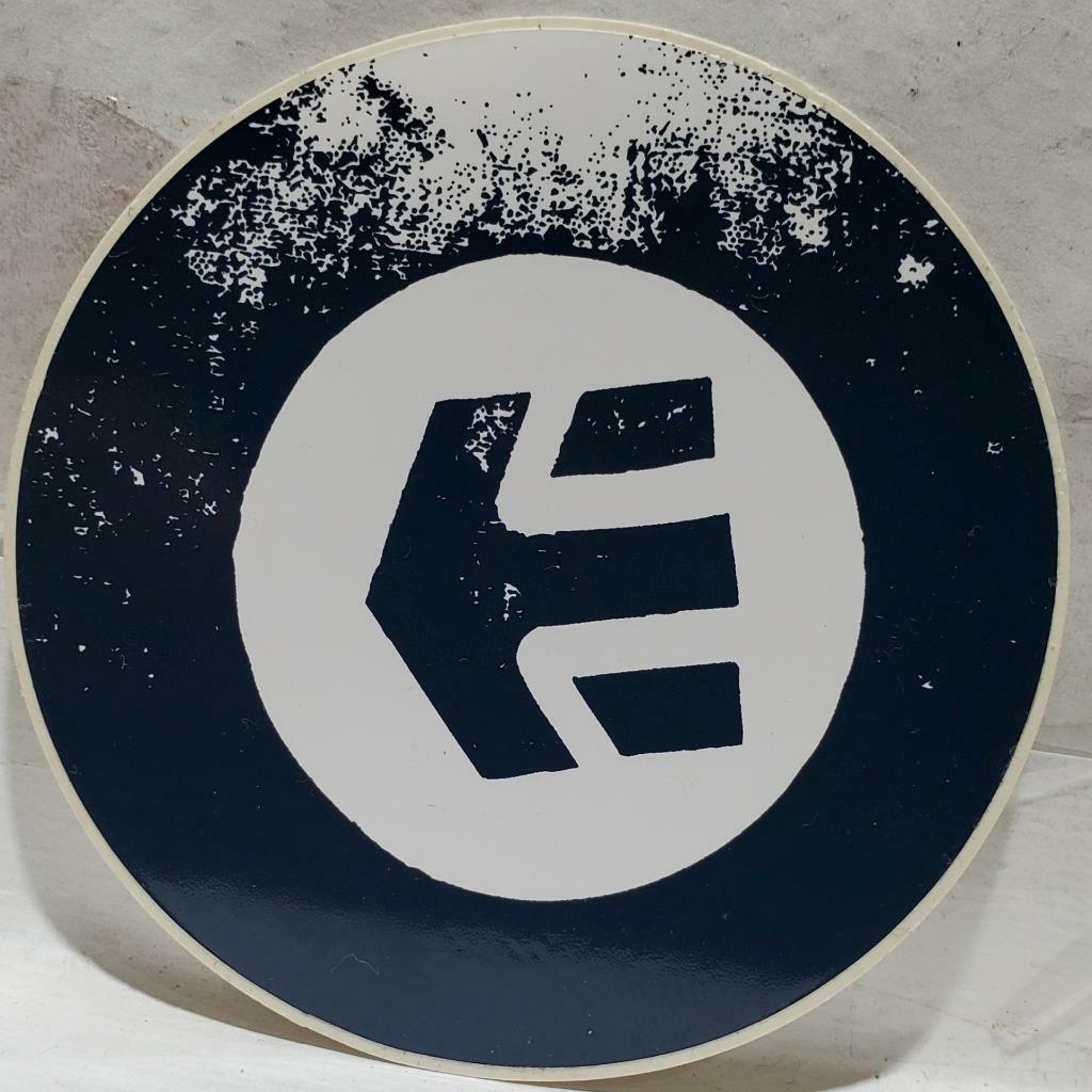Es Skate Logo éS Skateboarding Dropping Exclusive Shoe 2/17