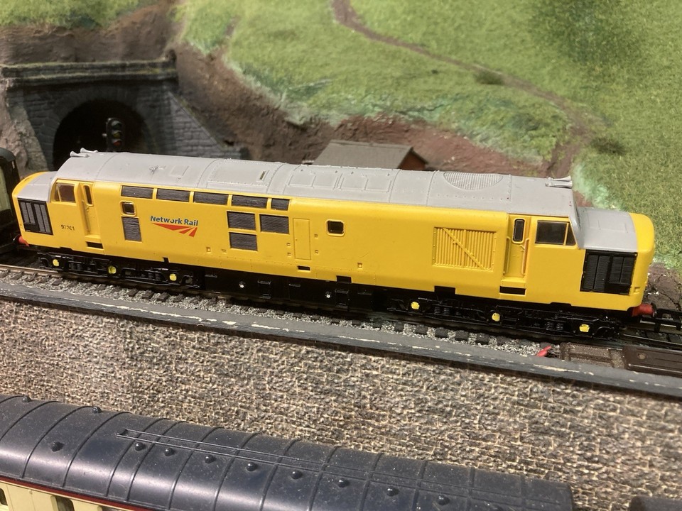 Hornby OO R3289 NETWORK RAIL Yellow Class 37 97301 LOCO + ENG. COACH ...