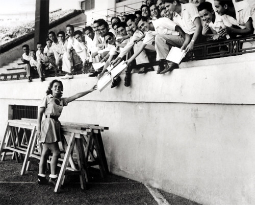 AAGPBL Mrs. America Fredda Acker, Signs Autographs at The Gran in ...