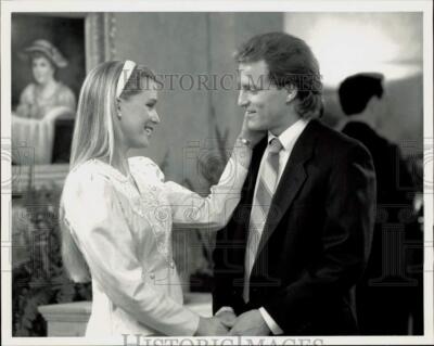 Press Photo Actors Jackie Swanson & Woody Harrelson on "Cheers" TV Show ...
