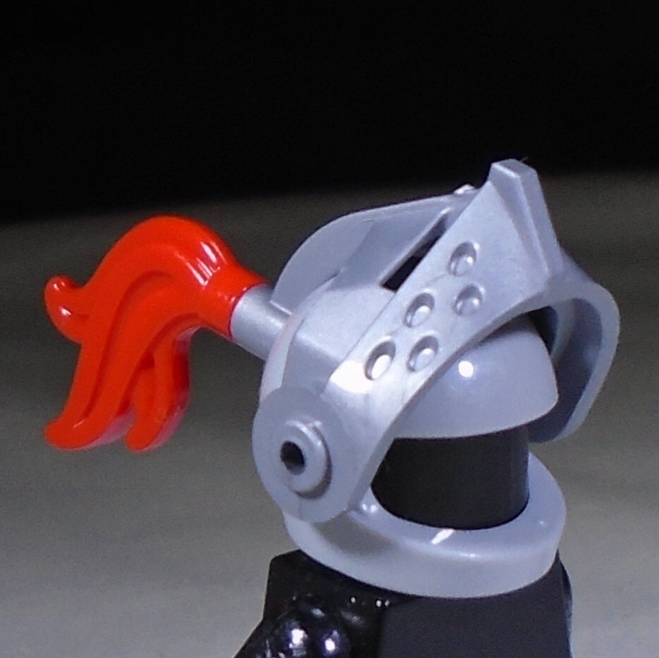 new LEGO Castle Lion Knight 3-part Helmet with pointed visor, red plume ...