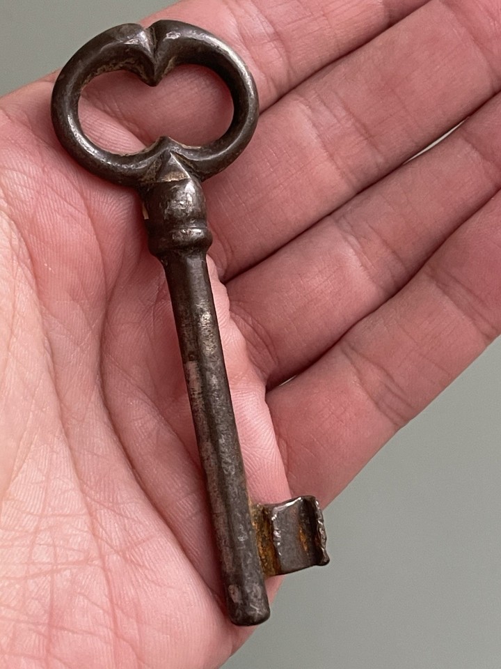 Antique Skeleton Key – Double-Lobed Clover / Heart Bow, Hollow Barrel ...