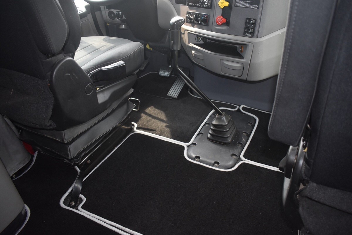 Peterbilt 587 Interior