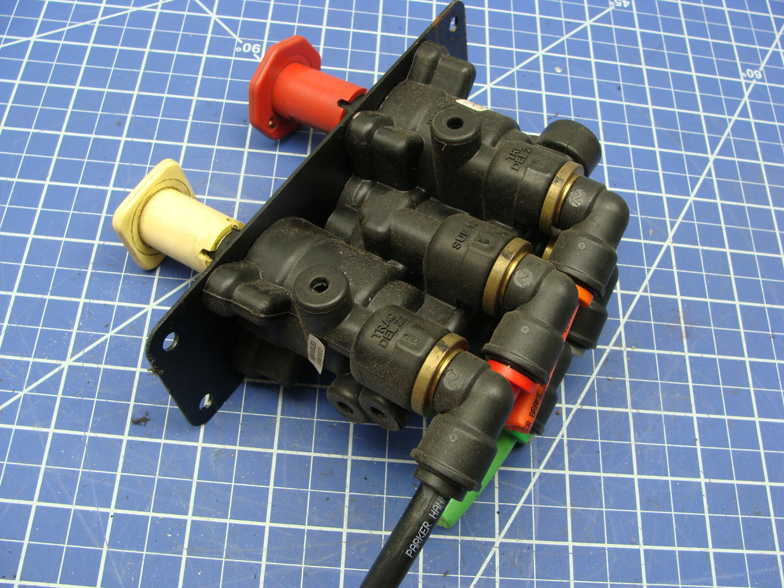 Freightliner Air Brake Valve Mv3 Bendix 5018303 Semi Truck for sale ...