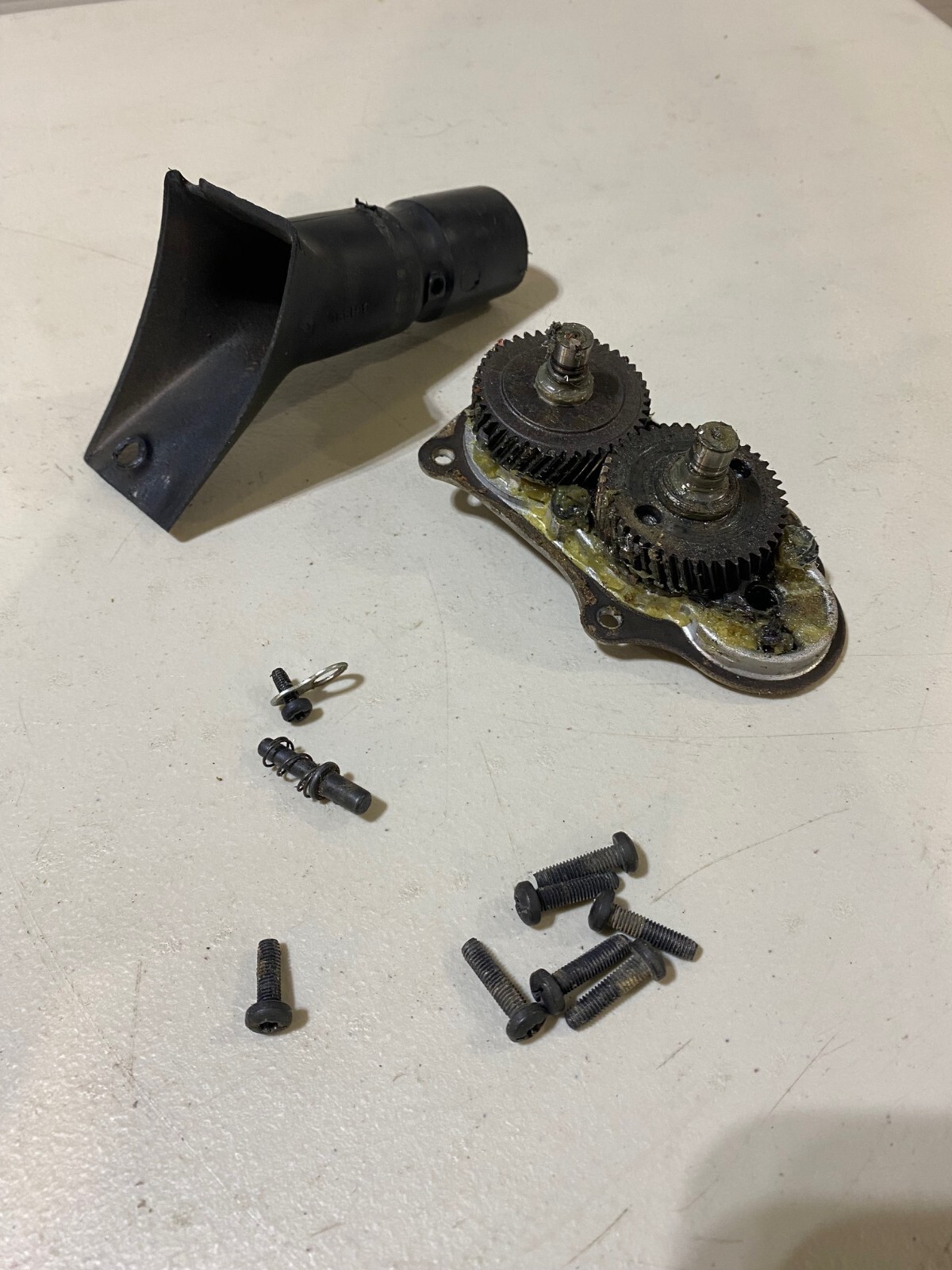 Dewalt DW706 12 in Mitre Saw -- Gear + Dust Chute Assy -- OBSOLETE ...