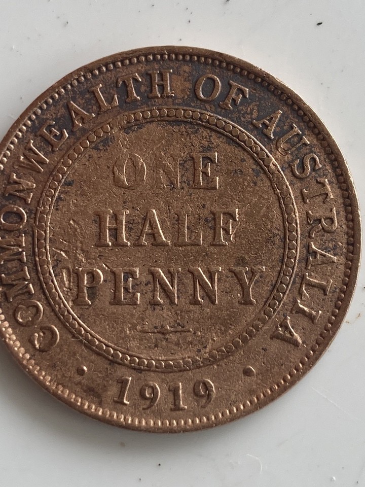 1919 AUSTRALIAN ONE HALF PENNY-DOT ABOVE BOTTOM SCROLL -EXTREMELY FINE ...