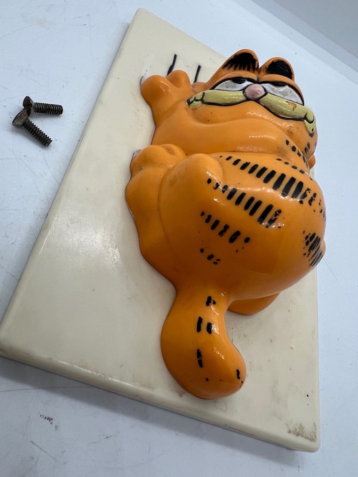 Vintage Garfield Cat Off The Wall Light Switch Plate Cover claw scratch ...
