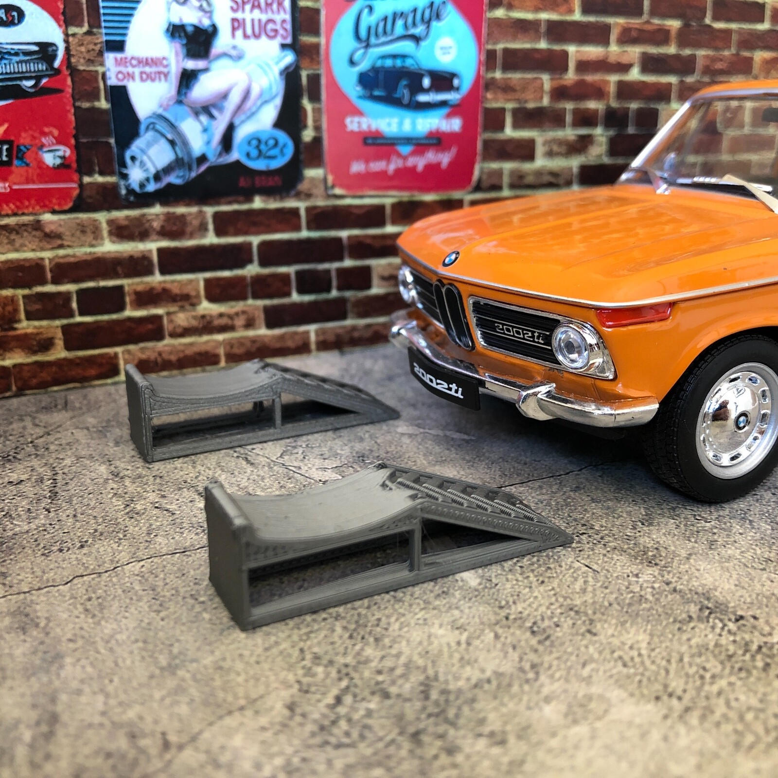 2 x Silver Miniature TOY Ramps / Stands for 1:24 scale Diorama Garage ...