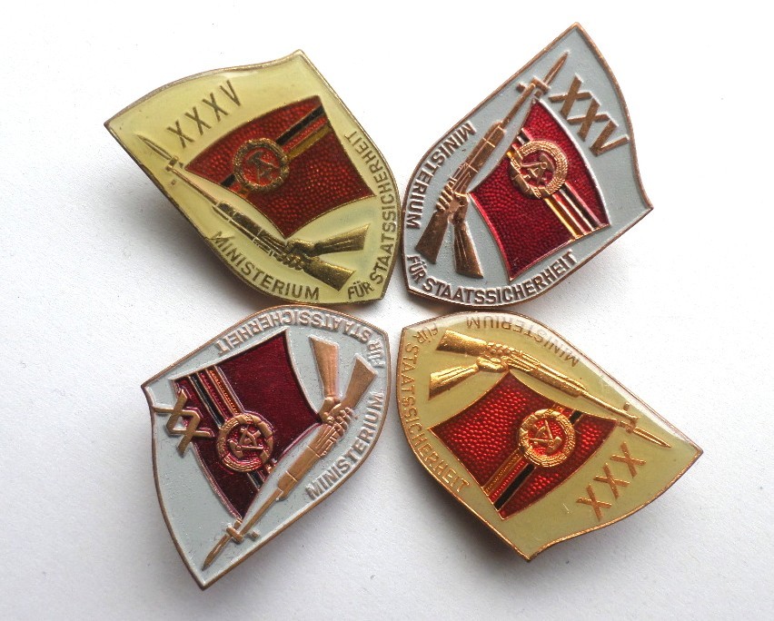 4x East german STASI badge (Flag + carabiner) Ministry for State ...