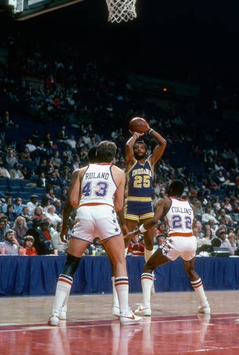 Billy Knight of the Indiana Pacers shoots 1981 Basketball Photo 1 | eBay