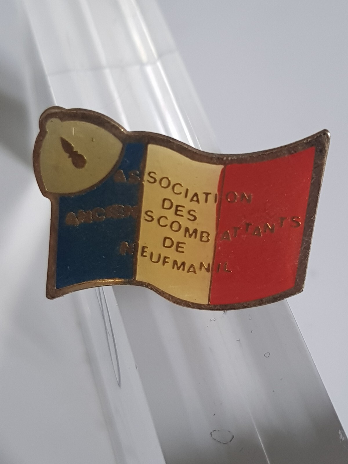 ancien pins pin's Association Anciens Combattants NEUFMANIL | eBay
