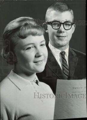 1961 Press Photo Students Cindy Anderson and Donald Johnson hold ...