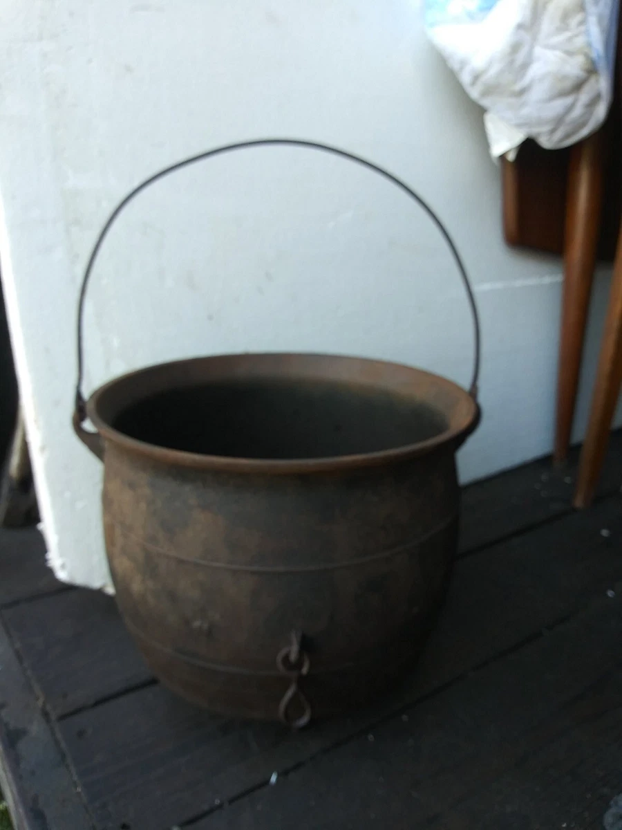 Iron Antique Pots With Feet