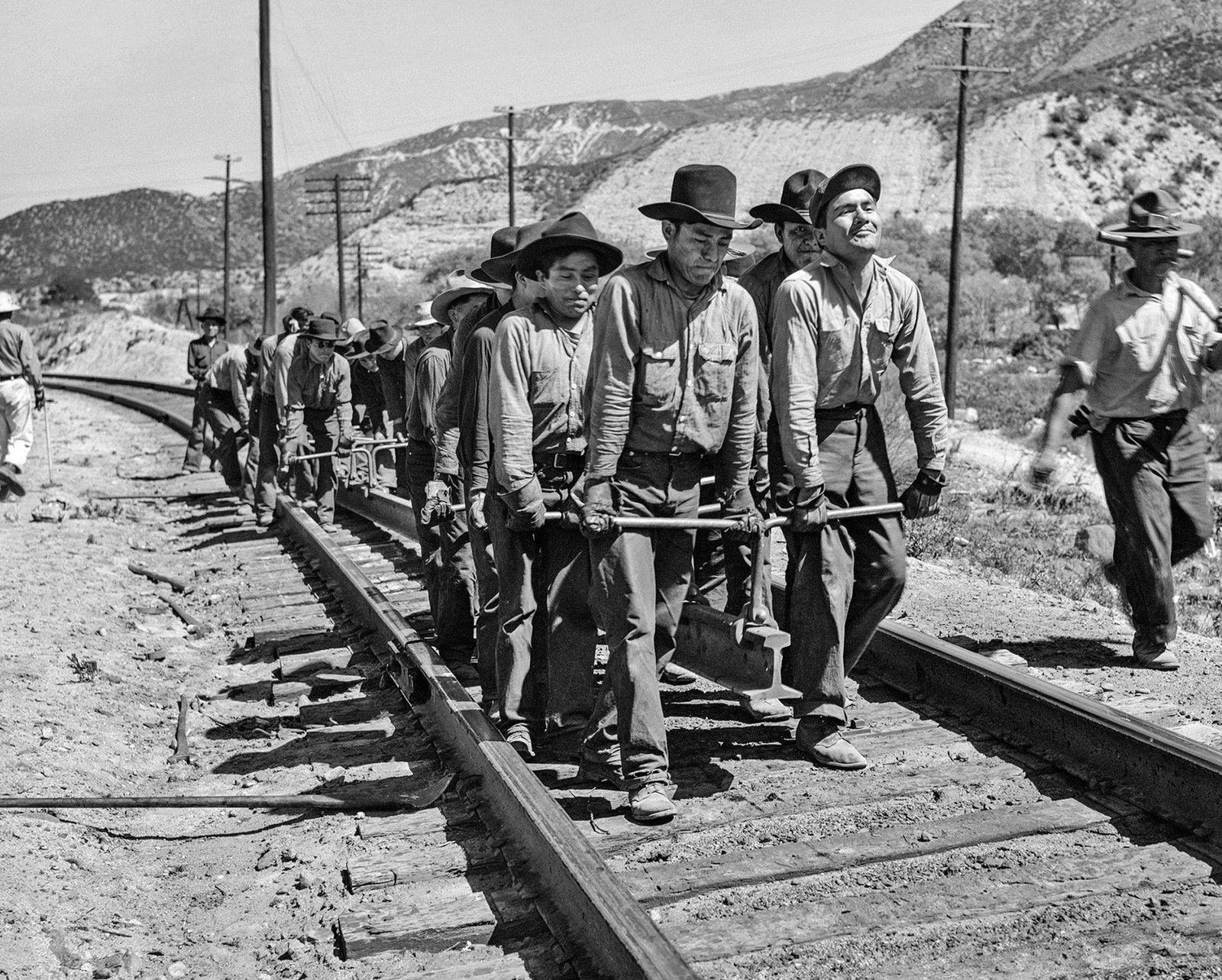 1943 California. INDIAN SECTION GANG Working on RAILROAD Photo (233-B ...