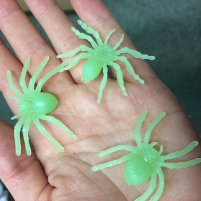 20 GLOW IN THE DARK SPIDERS HALLOWEEN DECORATION 5CM SPIDER PROP TOYS ...