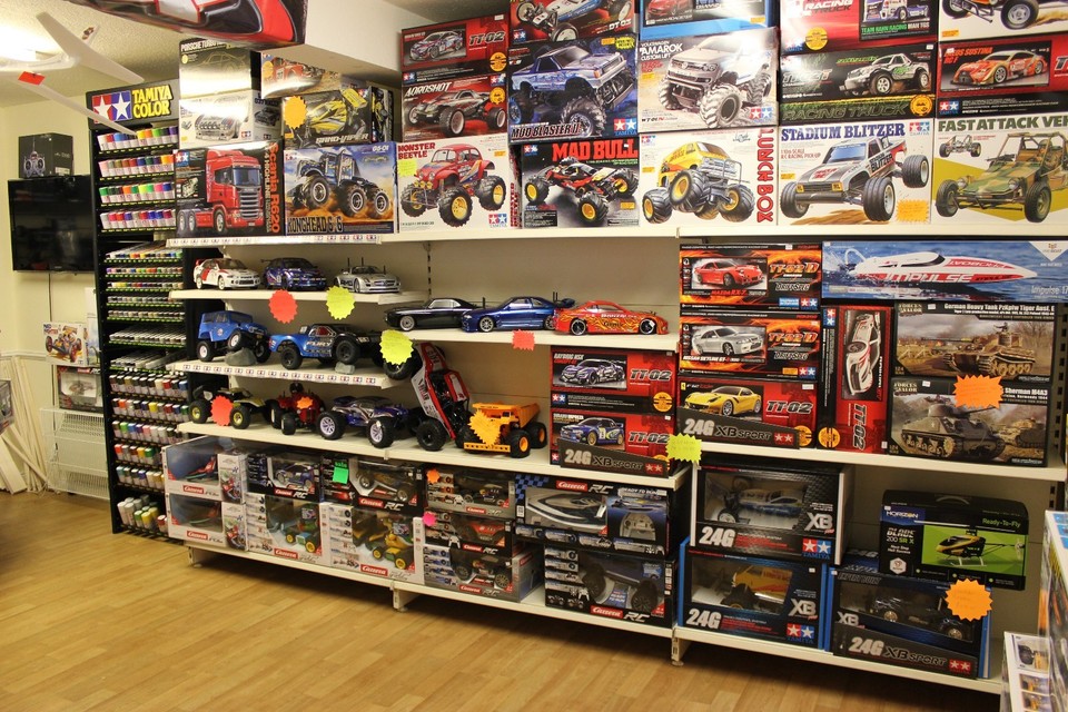 TAMIYA 35239 German 18 Ton Half-track Famo 1:35 Military Model Kit ...