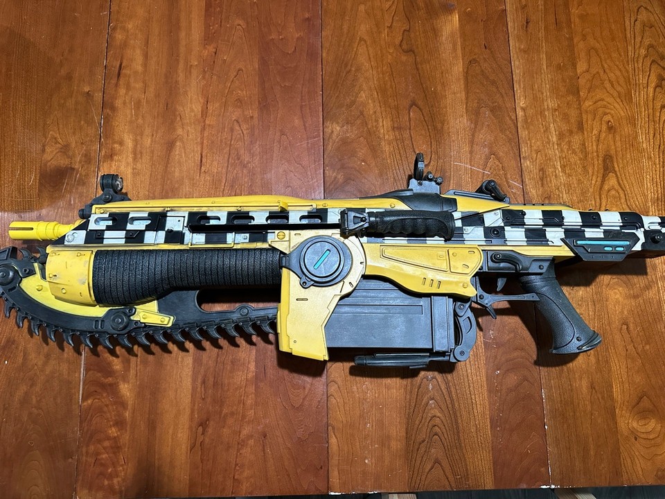 NECA Gears Of War Yellow Taxi Edition Lancer Chainsaw Gun Rifle Replica ...