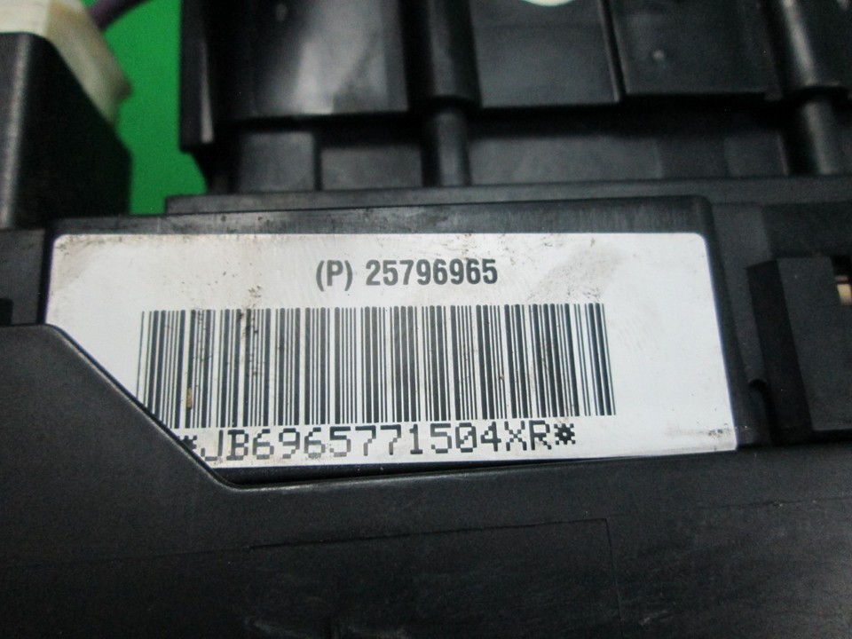 06 07 HUMMER H3 UNDER HOOD ENGINE COMPARTMENT JUNCTION FUSE RELAY BOX ...