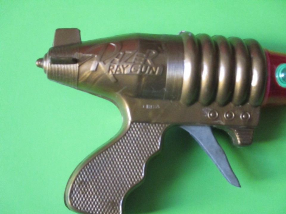 VINTAGE SPACE TOY GUN RAZER RAY GUN COLLECTIBLE PLASTIC SPACE RAY GUN ...