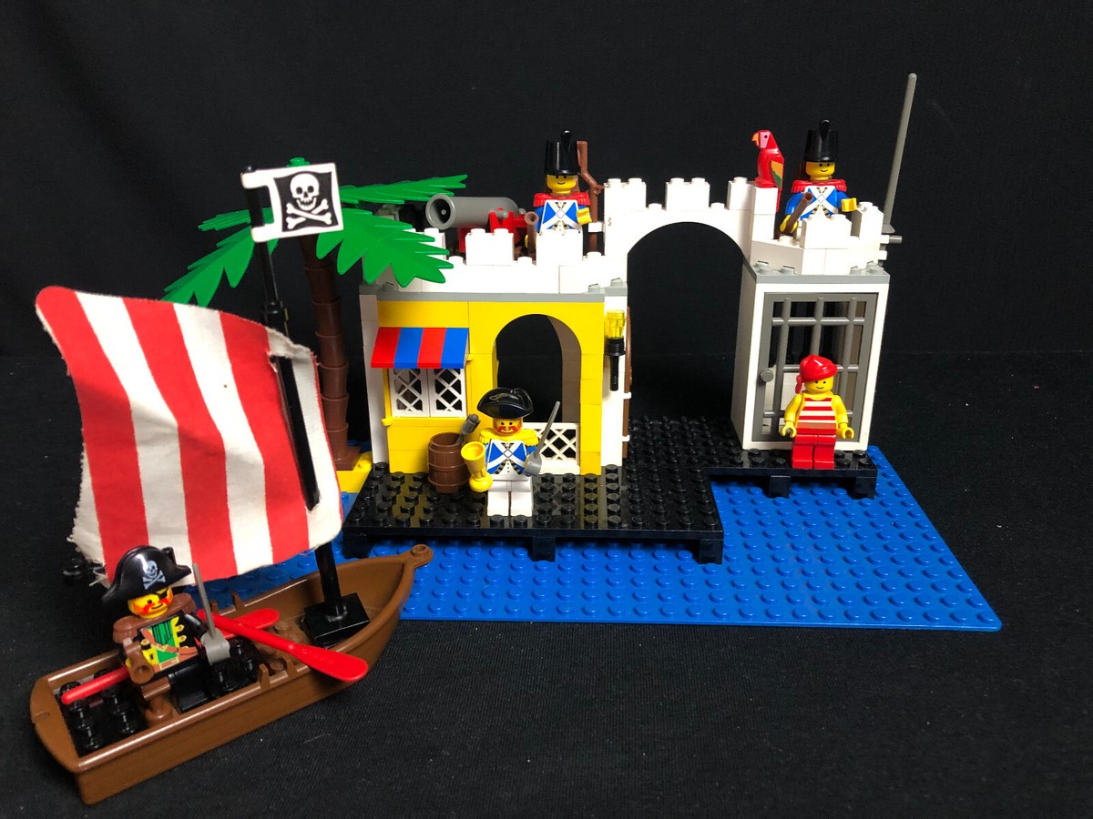 Lego Pirate Lagoon Lockup 1991 Lego Toys Vintage Pirates Display At