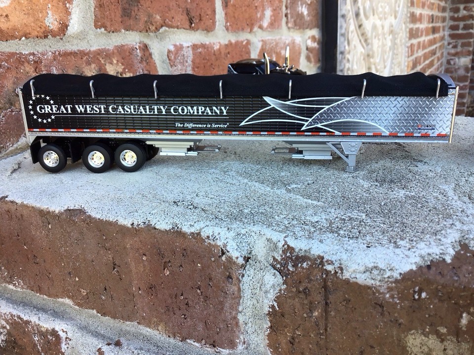 1:64 DCP W900L KENWORTH 86" Studio Sleeper W/ Wilson Grain Tri Axle ...