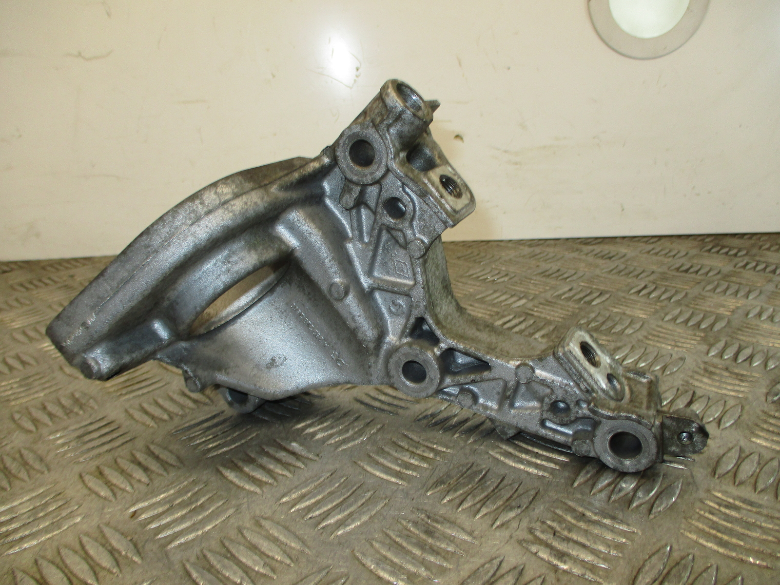 2020 Mercedes A180 W177 1.3 Petrol 282.914. Gearbox Mount A2822232600 ...