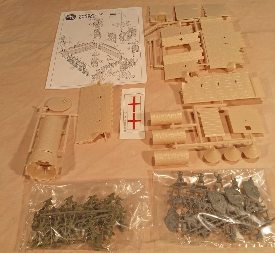 Airfix 6702 - 1:72 Sherwood Castle and Figurines set - mint in original ...