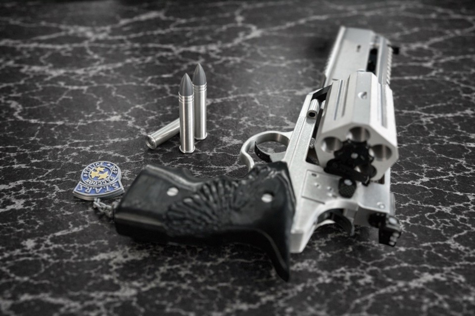 3d-Printed Full-Size Leon S Kennedy revolver Resident Evil Requiem prop ...